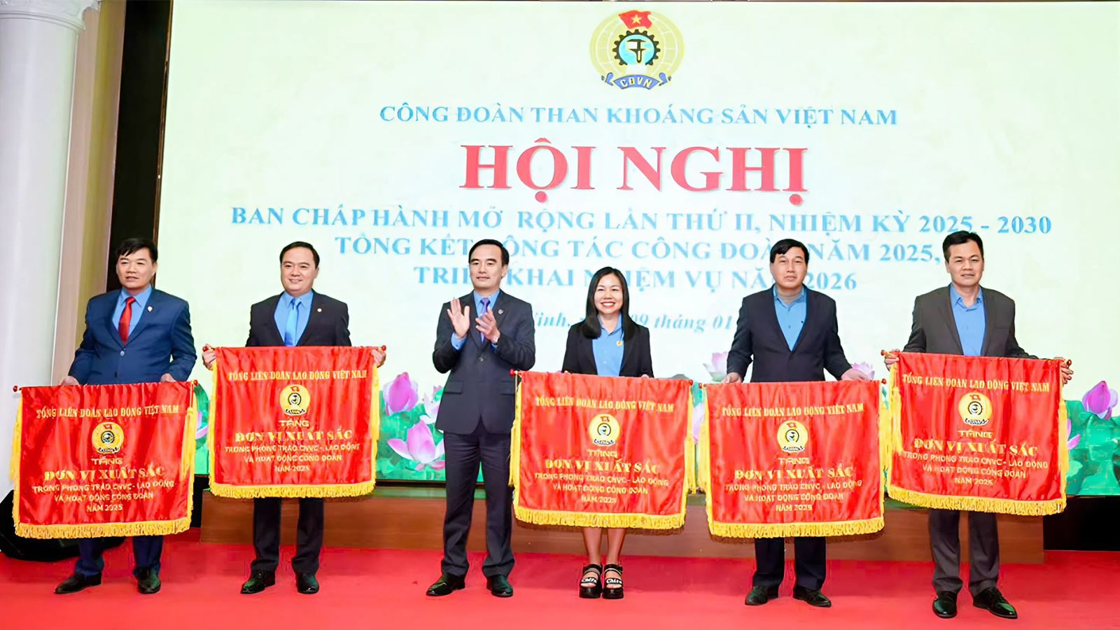 Công đoàn Công ty CP Than Vàng Danh: Nhận cờ thi đua Tổng Liên đoàn Lao ...